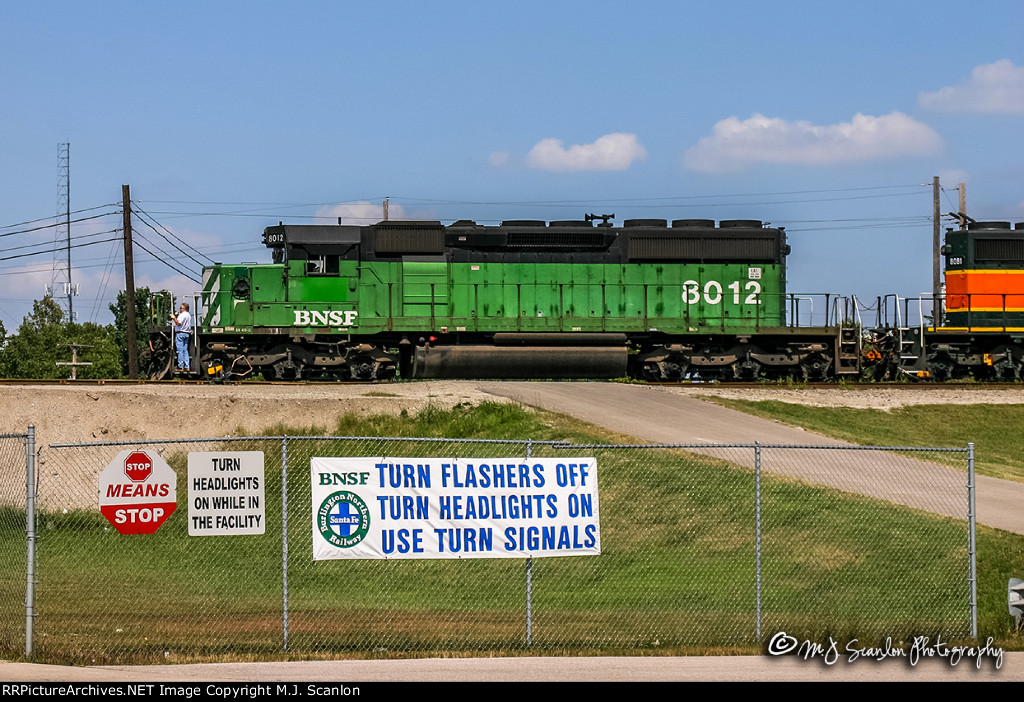 BNSF 8012 & BNSF 8081